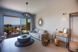 Suíte estúdio luxo, vista para o mar | Área de estar | Smart TV 24 polegadas com canais digitais, TV