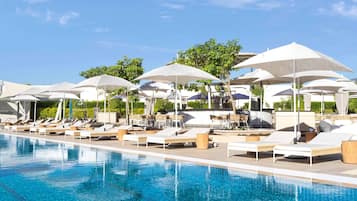 Piscina externa, barracas, guarda-sóis