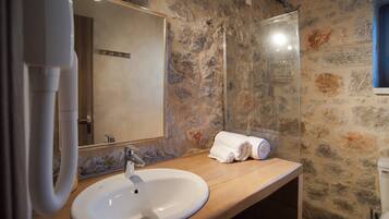 Um polibã, um chuveiro fixo, um secador de cabelo, toalhas fornecidas