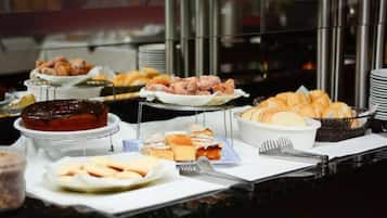 Café da manhã com buffet grátis todos os dias