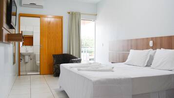 Escrivaninha, cortinas blackout, ferros/tábuas de passar roupa