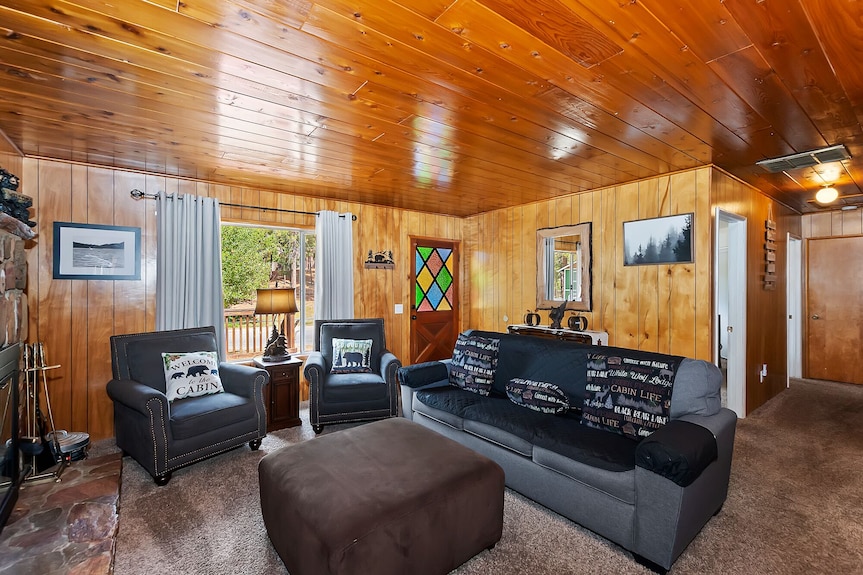 Family And Friends Retreat By Destination Big Bear : Walk To Meadow Park & Minutes Away From Both Ski Resorts! - Big Bear Lake, CA