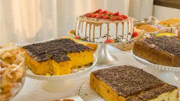 Café da manhã com buffet grátis todos os dias