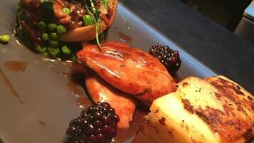 Prato com legumes variados e um pedaço de carne grelhada.