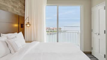 Suíte, 1 quarto, vista para a baía | 1 quarto, roupas de cama antialérgicas, escrivaninha
