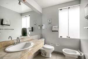 Compact Room with Shared Bathroom | Casa de banho | Um chuveiro fixo, sabão, champô, papel higiénico