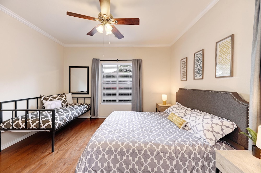 Blocks To Convention Center And Rainey With Pool! - Old West Austin - Austin