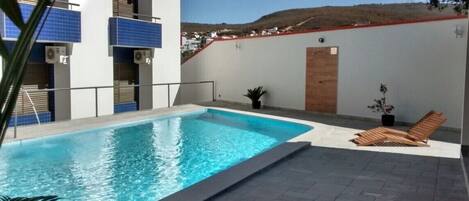 Piscina externa, funciona das 8h às 21h, espreguiçadeiras