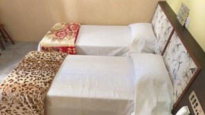 Quarto Twin Standard | Secretária, cortinas/cortinados opacos, ferro/tábua de engomar