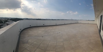 Terraço com espreguiçadeiras