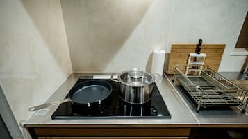 Um frigorífico, um micro-ondas, uma placa de cozinha
