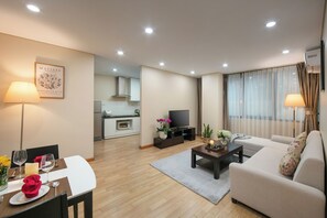 Apartamento Deluxe | Sala | Televisor de ecrã plano de 42 polegadas com canais por cabo, televisor 