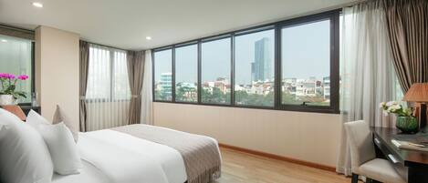 Apartamento Deluxe | Cofre no quarto, secretária