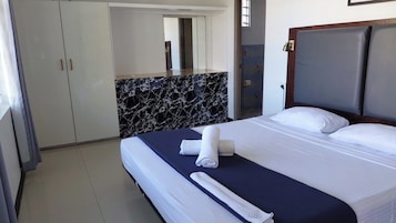Apartamento standard | Ferros/tábuas de passar roupa, roupa de cama