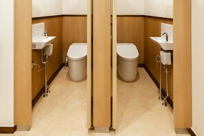 Um polibã, artigos de higiene pessoal grátis, um secador de cabelo 