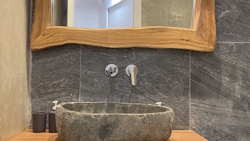 Quarto casal básico | Banheiro | Chuveiro, produtos de toalete grátis, secador de cabelo