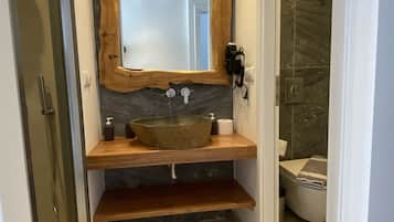 Quarto Duplo Deluxe | Casa de banho | Um polibã, artigos de higiene pessoal grátis, um secador de cabelo