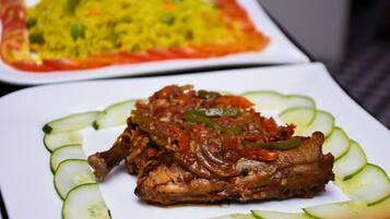 Pequenos-almoços servidos, cozinha local e internacional