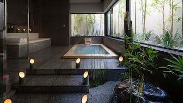 Suite (Bamboo) | Casa de banho | Um polibã e uma banheira separados, uma banheira de imersão total