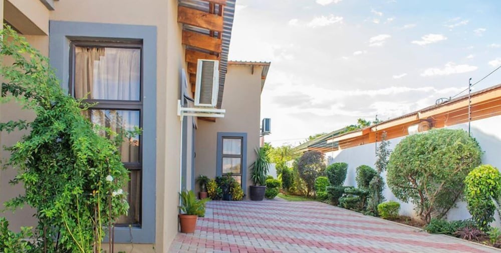 Luxlusive Guest House - Gaborone