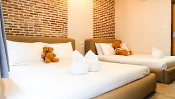 Escrivaninha, quartos à prova de som, Wi-Fi de cortesia, roupa de cama