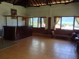 Escrivaninha, roupa de cama