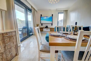 Apartamento premium, 2 quartos (202) | Área de estar | Pisos aquecidos