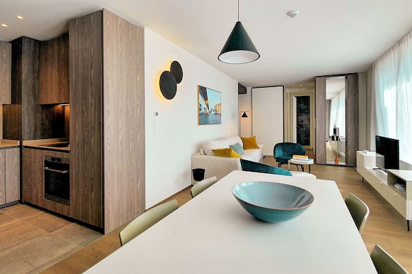 Penthouse Presidencial, Vista para a cidade | Sala de estar | Smart TV de 107 cm com canais via satélite, televisor