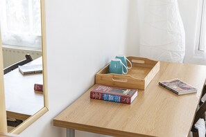 Quarto casal | Escrivaninha, espaço de trabalho para notebook