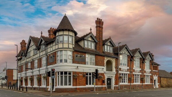 Best Western The Plough Hotel - Northampton