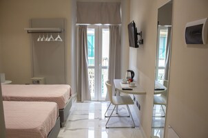 Quarto Duplo ou Twin Deluxe | Cofre no quarto, secretária 