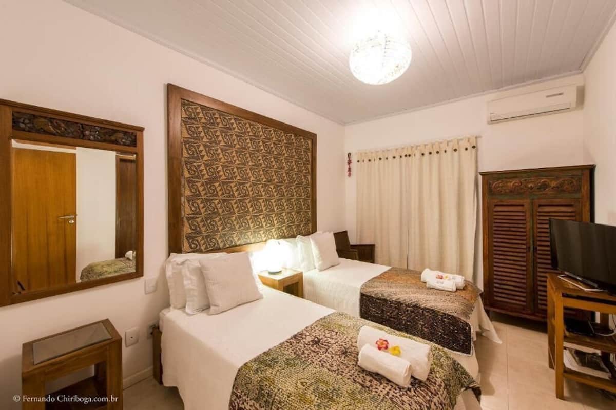 Quarto duplo standard (HE) | Roupas de cama premium, frigobar, individualmente decorados