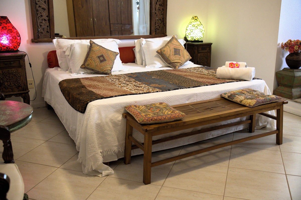Quarto casal luxo (D / P) | Roupas de cama premium, frigobar, individualmente decorados