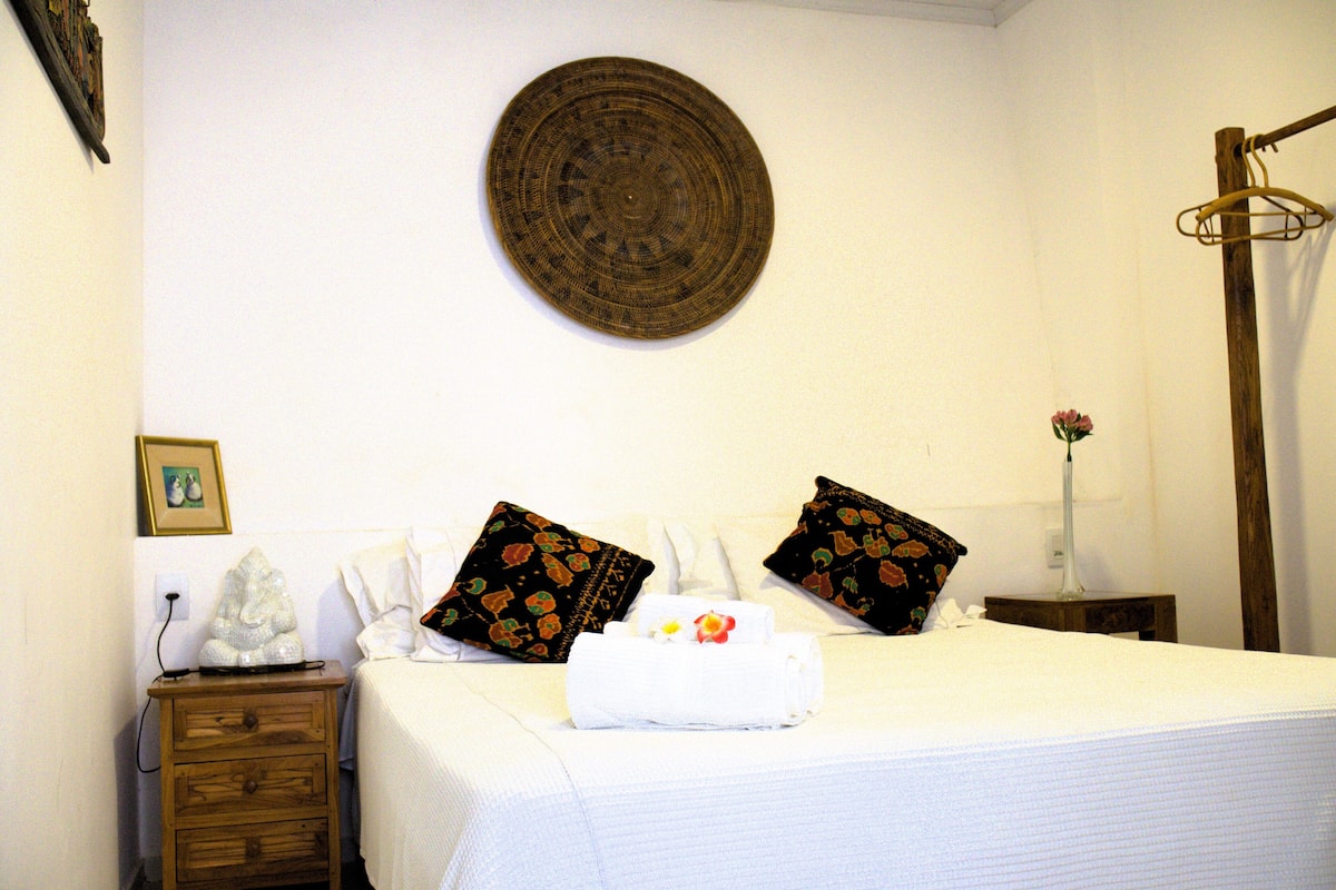 Quarto casal standard | Roupas de cama premium, frigobar, individualmente decorados
