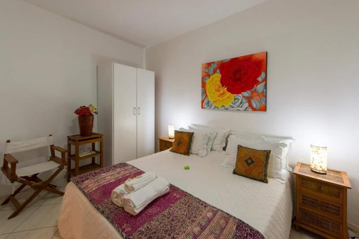 Quarto casal superior (B / F) | Roupas de cama premium, frigobar, individualmente decorados