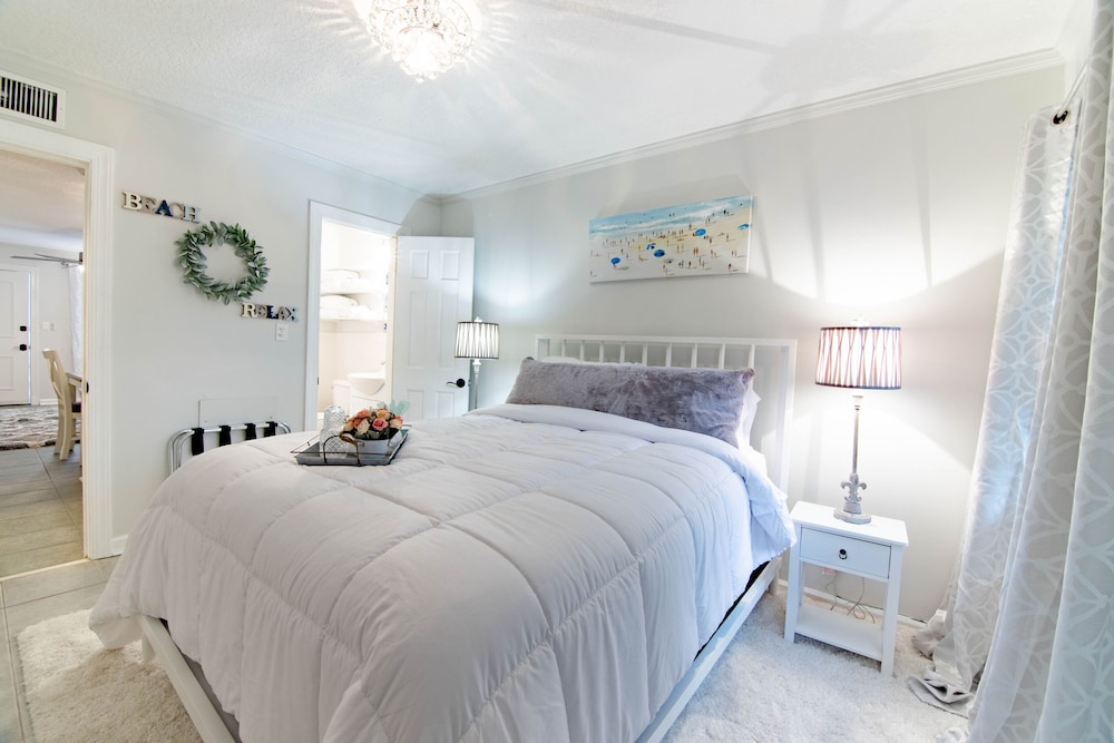 Coastal Retreat Just Steps From The Beach Sleeps 4 - Jacksonville Beach, FL