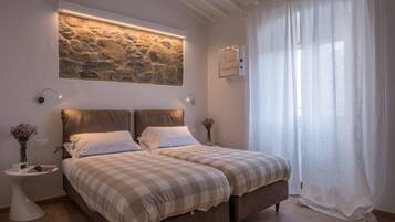 Apartamento superior, 2 quartos | 2 quartos, individualmente decorados, individualmente mobiliados