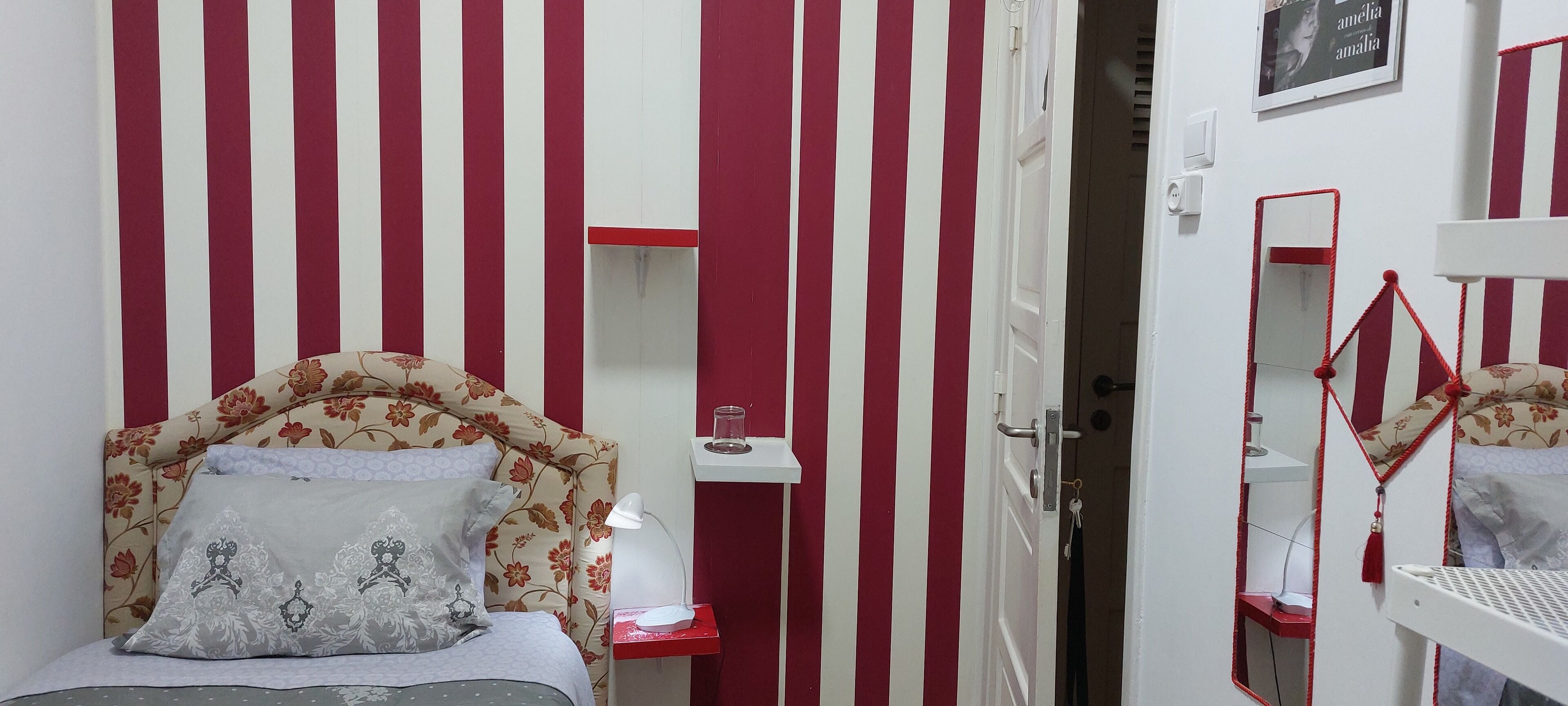 Quarto Individual, casa de banho partilhada (Vermelho) | Com decoração personalizada, com mobília individualizada 
