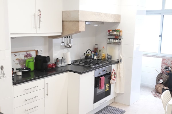 Quarto Twin, não fumadores, casa de banho partilhada (Dourado) | Cozinha partilhada | Uma placa de cozinha, uma chaleira elétrica, utensílios de cozinha