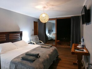 Quarto Duplo, 1 cama king-size, banheira de hidromassagem, vista para a montanha | Roupa de alta qualidade, com decoração personalizada 