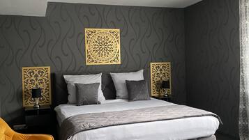 Quarto Clássico com Cama de Casal | Roupa hipoalergénica, secretária