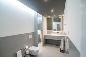 Apartamento Standard | Casa de banho | Um polibã, um secador de cabelo, um bidé, toalhas fornecidas 