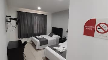 Quarto Duplo Standard | Cortinas/cortinados opacos, ferro/tábua de engomar, Wi-fi grátis