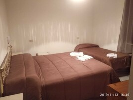 Quarto Triplo | Secretária, berços/camas para crianças, Wi-fi grátis