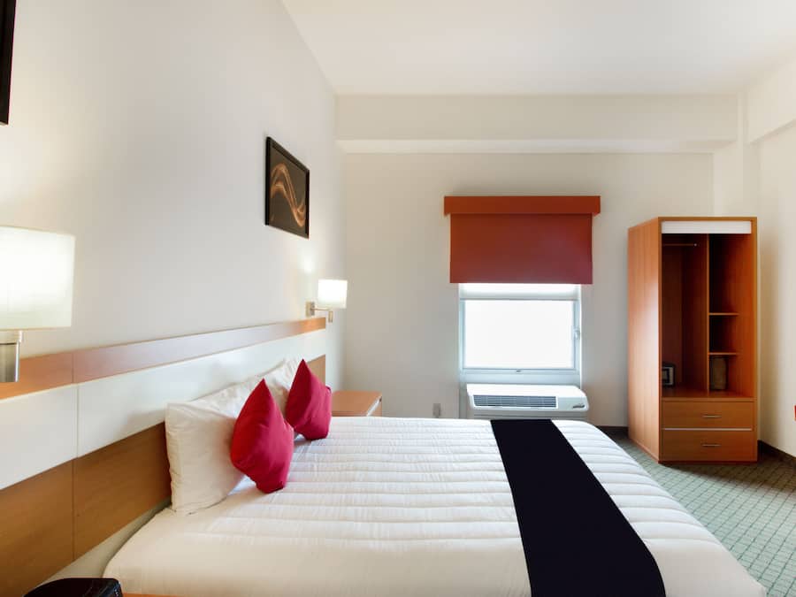 Quarto Standard | Roupa de alta qualidade, edredões de penas, cofre no quarto, secretária