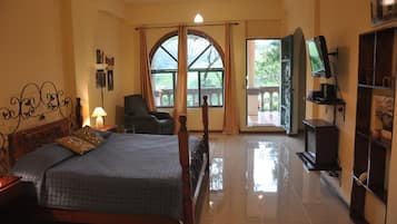 Cabana de Madeira Deluxe | Cofre no quarto, com decoração personalizada