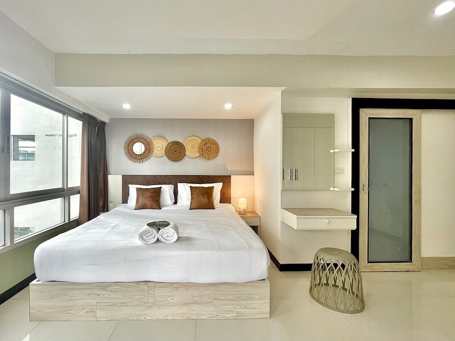 Standard 2 Bedroom Apartment | Cofre no quarto, com decoração personalizada