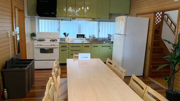 Apartamento | Cozinha americana privada | Geladeira, micro-ondas, cooktop, talheres/pratos/utensílios de cozinha