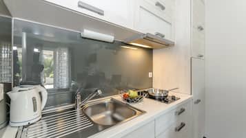 Apartamento Superior | Cozinha privada | Um frigorífico/congelador grande, um micro-ondas, uma placa de cozinha