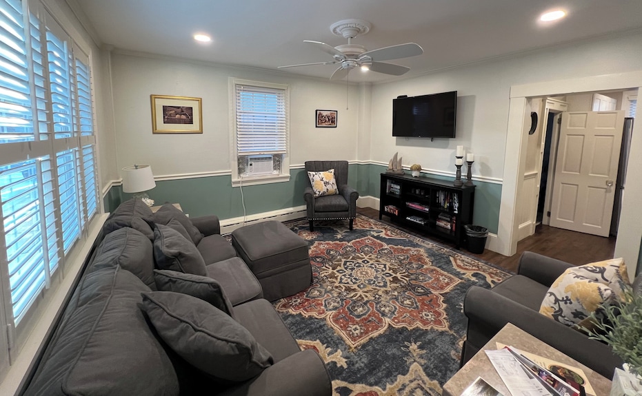 Downtown! Cultural District, One Block To Yacht Club And Harbor - Capo Cod, MA